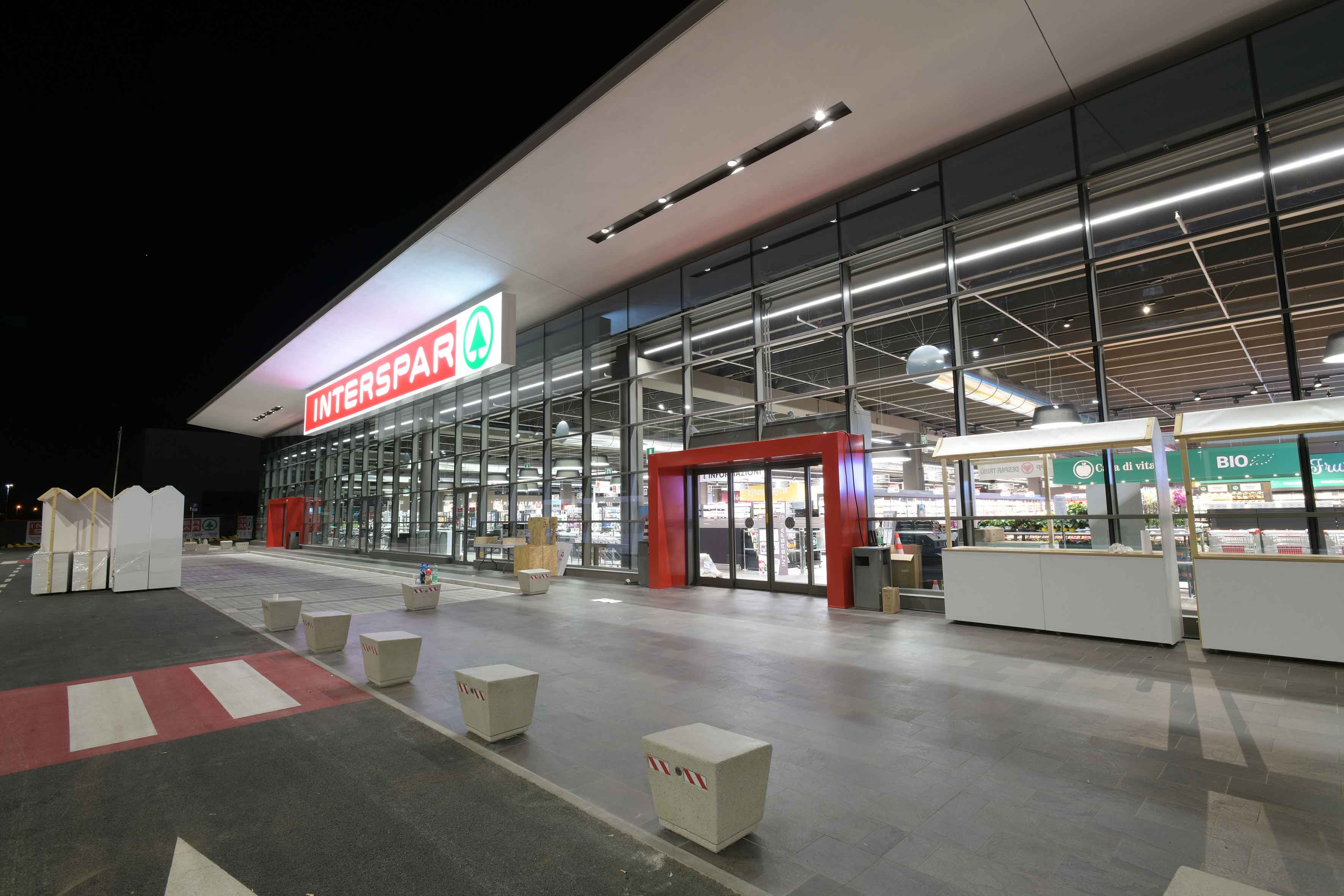 Interspar inaugurates its new concept store in Carpi, Italy - Arneg